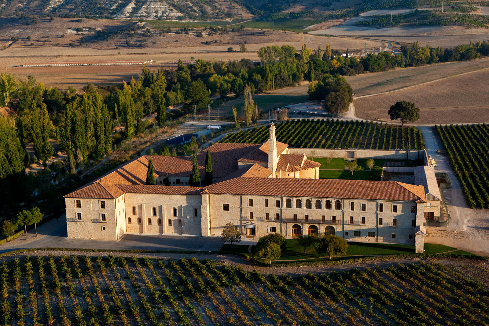 Las bodegas más fascinantes de la Ribera del Duero de visita ...